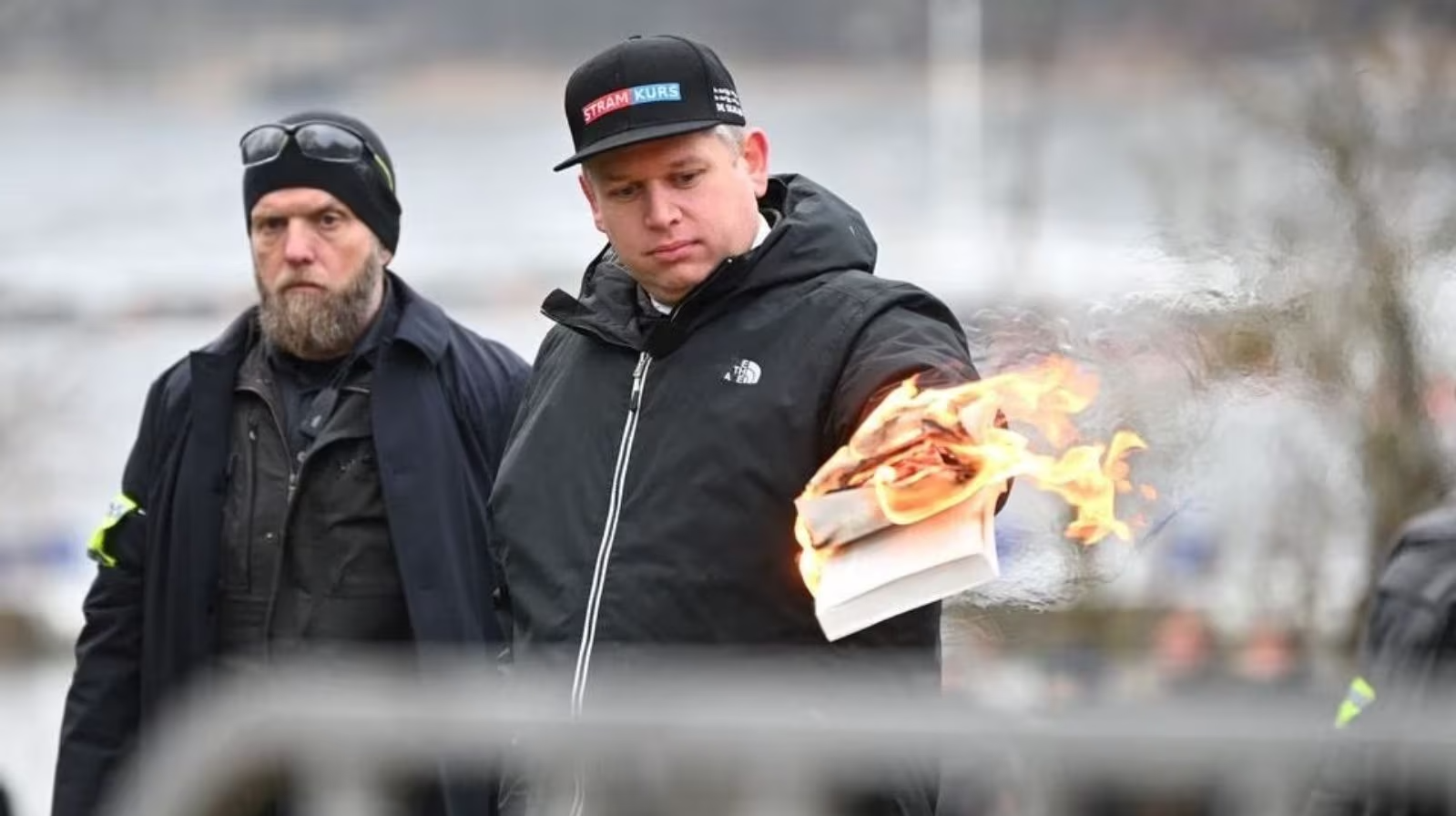 Djegia e Kuranit: Akt urrejtjeje, jo liri e shprehjes - Observer.al Djegia e Kuranit: Akt urrejtjeje, jo liri e shprehjes - Observer.al